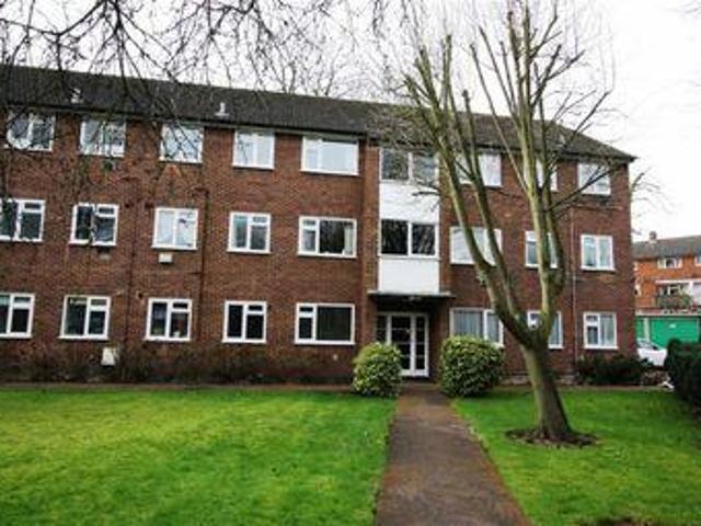 2 Bedrooms Flat for rent in Broadway Close, Woodford Green IG8