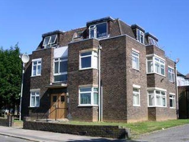 2 Bedrooms Flat for rent in Broadfields Area, Edgware, Middlesex HA8