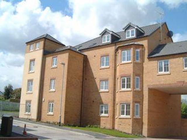2 Bedrooms Flat for rent in Broadlands Place, Pudsey, Leeds, West Yorkshire LS28