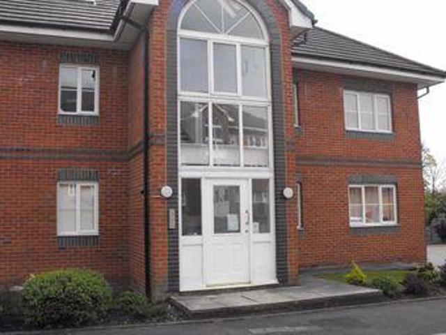 2 Bedrooms Flat for rent in Broadoaks, Bury, Greater Manchester BL9