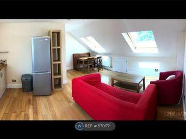 2 Bedrooms Flat for rent in Broomwood Road, London SW11