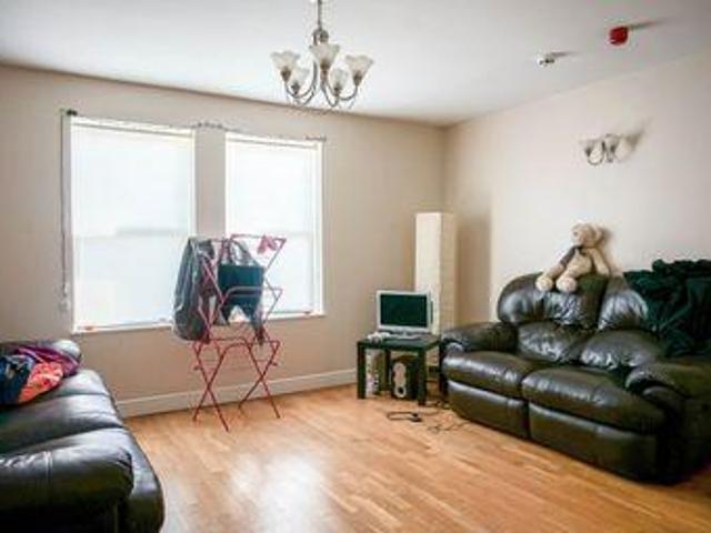 2 Bedrooms Flat for rent in Broomfield Crescent, Leeds LS6