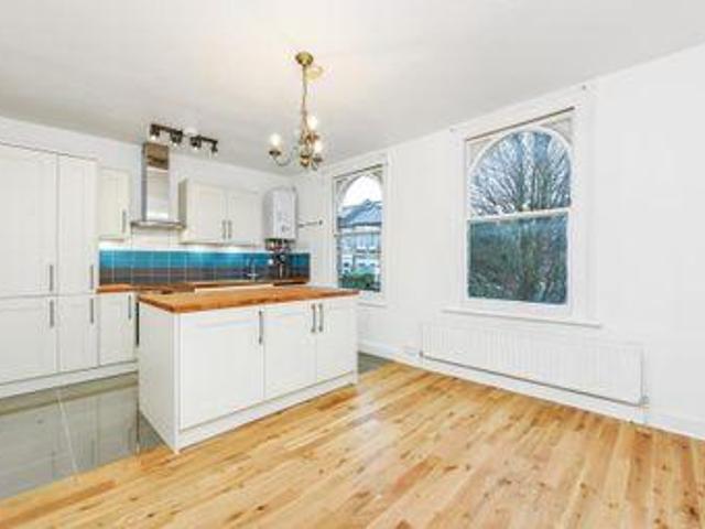 2 Bedrooms Flat for rent in Bromar Road, London SE5
