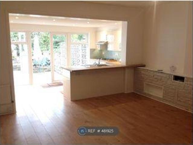 2 Bedrooms Flat for rent in Bromley Road, London SE6
