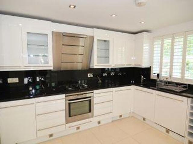 2 Bedrooms Flat for rent in Brompton Park Crescent, London SW6