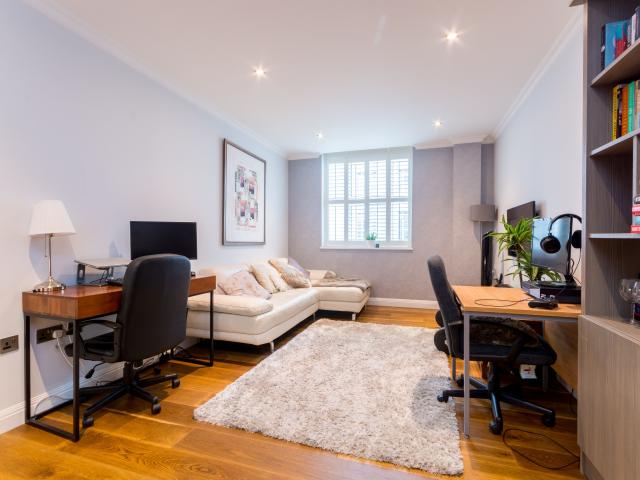 2 Bedrooms Flat for Rent in Bromyard House | Foxtons