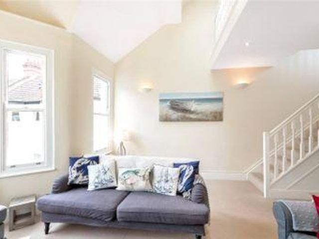 2 Bedrooms Flat for rent in Bronsart Road, Fulham SW6