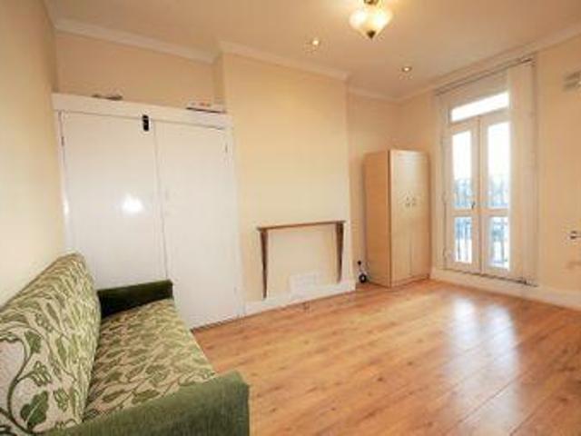 2 Bedrooms Flat for rent in Browning Road, Manor Park, London. E12