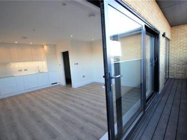 2 Bedrooms Flat for rent in Brownlow Road, Bounds Green, London N11