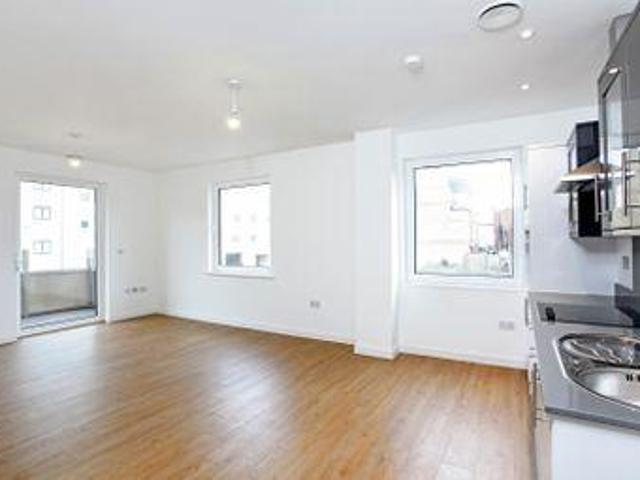 2 Bedrooms Flat for rent in Buckingham Gardens, Slough SL1
