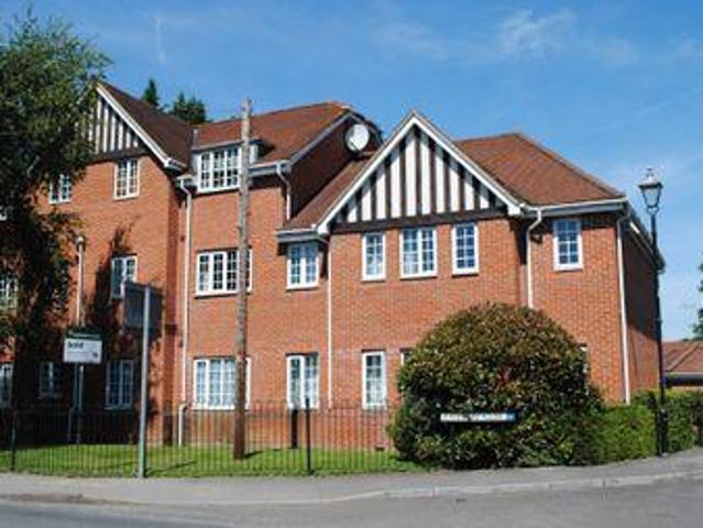 2 Bedrooms Flat for rent in Burberry House, London Road, Hook RG27
