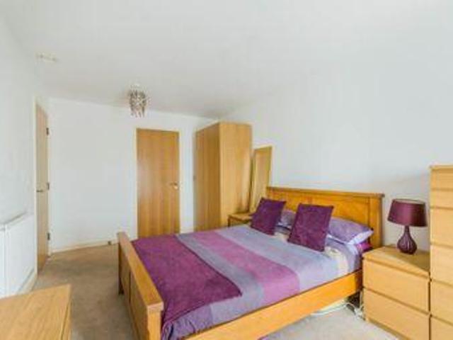 2 Bedrooms Flat for rent in Burgage Square, Wakefield WF1