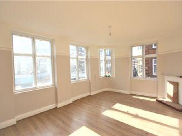 2 Bedrooms Flat for rent in Burleigh Way, Enfield, Middlesex EN2
