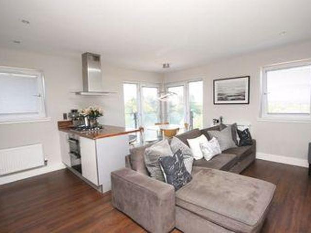 2 Bedrooms Flat for rent in Burnbrae Drive, East Craigs, Edinburgh EH12