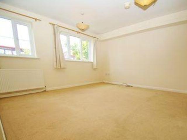 2 Bedrooms Flat for rent in Burnside Court, South Street, Romford RM1