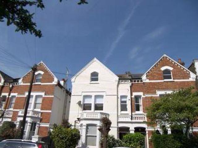 2 Bedrooms Flat for rent in Burstock Road, Putney SW15