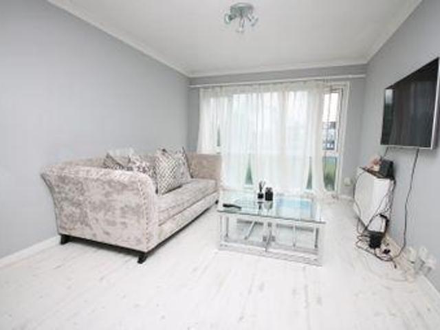2 Bedrooms Flat for rent in Burwood Court, Goldlay Avenue, Chelmsford CM2