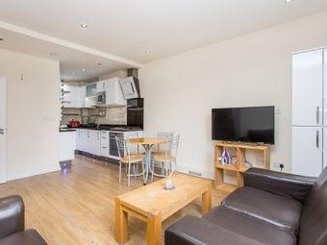 2 Bedrooms Flat for rent in Godolphin Road, London W12