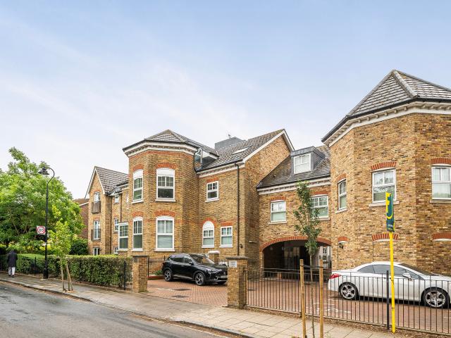 2 Bedrooms Flat for Rent in Golden Manor | Foxtons
