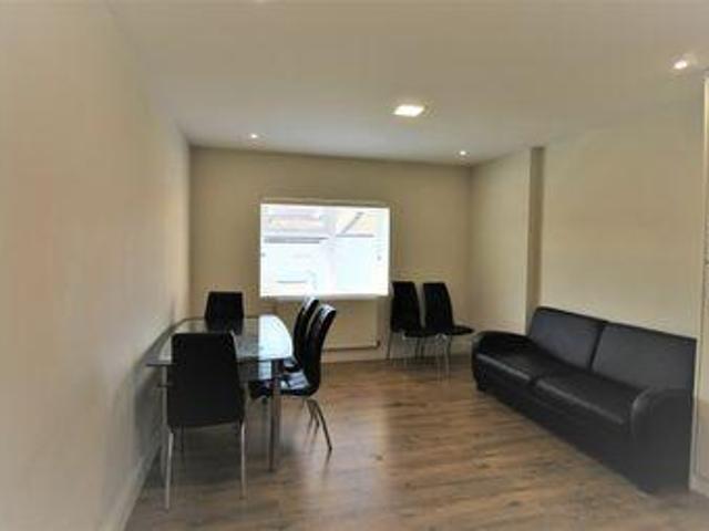 2 Bedrooms Flat for rent in Golders Green Road, London NW11