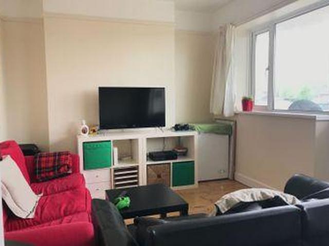 2 Bedrooms Flat for rent in Goldhawk Road, London W12
