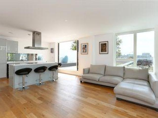 2 Bedrooms Flat for rent in Goldhawk Road, London W12