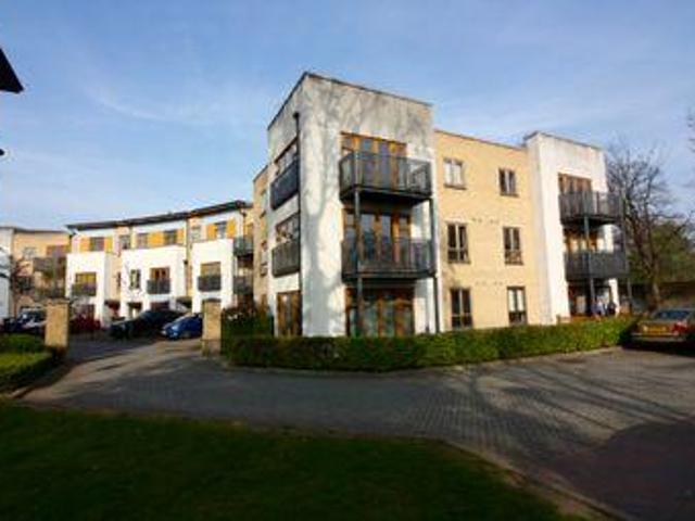 2 Bedrooms Flat for rent in Goodman Crescent, Croydon CR0