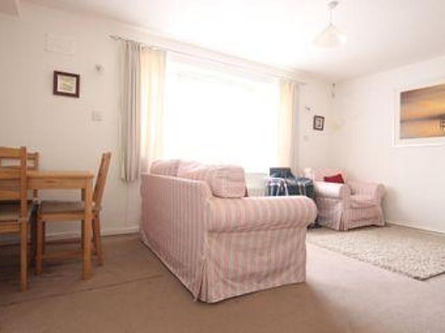 2 Bedrooms Flat for rent in Gordon Hill, Enfield EN2