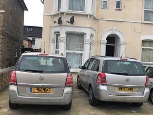 2 Bedrooms Flat for rent in Gosvenor Road, Ilford IG1