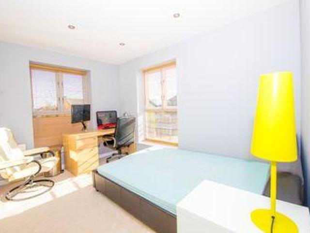 2 Bedrooms Flat for rent in Gatcombe Road, London E16