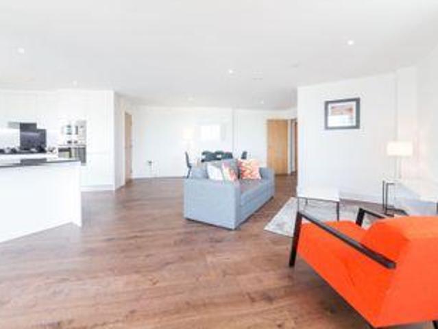 2 Bedrooms Flat for rent in Gateway Tower, 28 Western Gateway, Royal Victoria, London E16