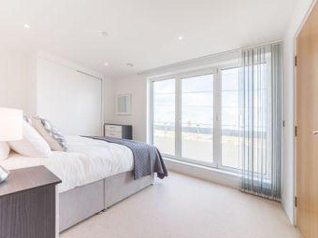 2 Bedrooms Flat for rent in Gateway Tower, 28 Western Gateway, Royal Victoria, London E16