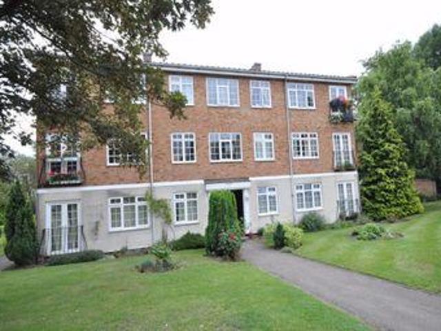 2 Bedrooms Flat for rent in Gainsborough Court, Walton On Thames, Surrey KT12