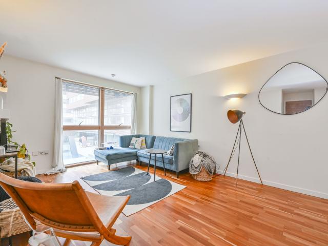 2 Bedrooms Flat for Rent in Gainsborough Studios South | Foxtons