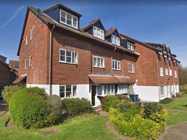 2 Bedrooms Flat for rent in Galdana Avenue, Barnet EN5