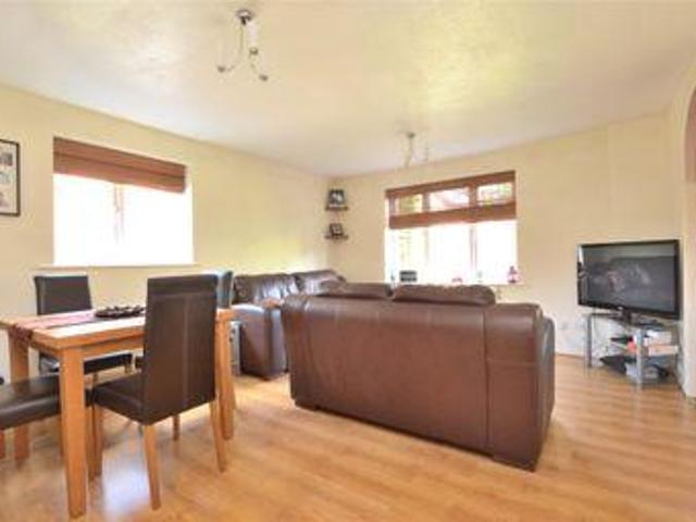 2 Bedrooms Flat for rent in Galdana Avenue, Barnet, Hertfordshire EN5