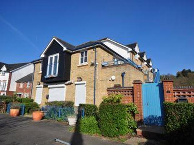 2 Bedrooms Flat for rent in Galleon Way, Upnor, Rochester ME2