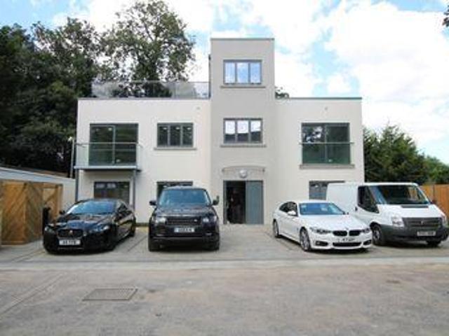 2 Bedrooms Flat for rent in Gardner Close, Wanstead E11