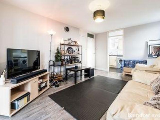 2 Bedrooms Flat for rent in Gardner Close, Wanstead E11