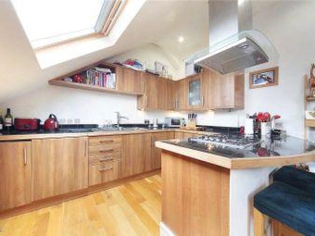 2 Bedrooms Flat for rent in Garratt Lane, Earlsfield, London SW18