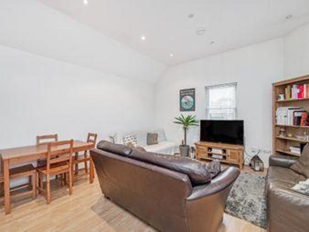 2 Bedrooms Flat for rent in George Lane, London E18