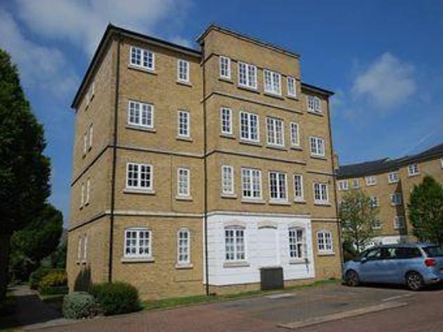 2 Bedrooms Flat for rent in Gilbert Close, Woolwich, London SE18