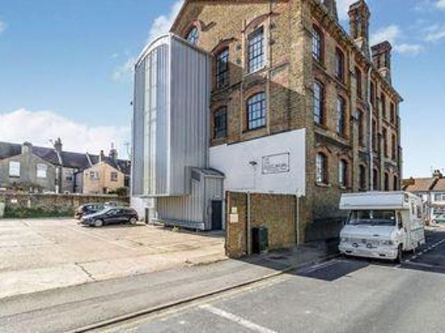 2 Bedrooms Flat for rent in Gillingham Road, Gillingham ME7