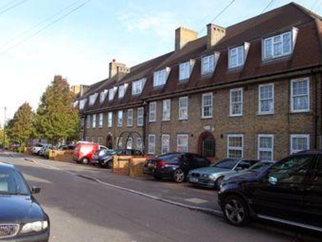 2 Bedrooms Flat for rent in Gilton Road, London SE6