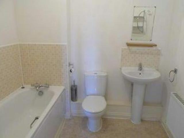 2 Bedrooms Flat for rent in Gladstone Street, Warrington WA2