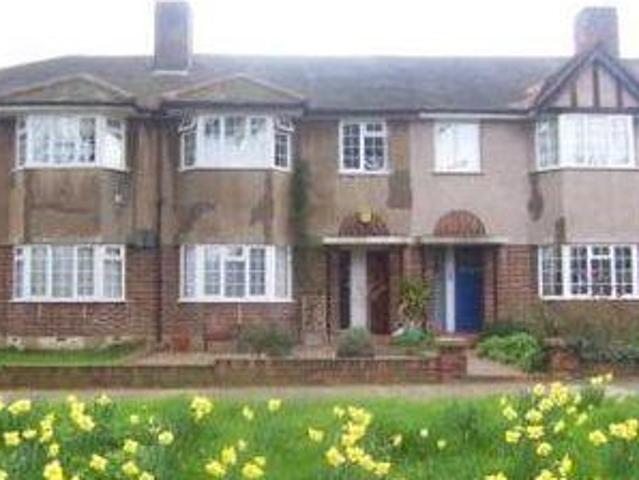 2 Bedrooms Flat for rent in Glebe Court, Church Road W7