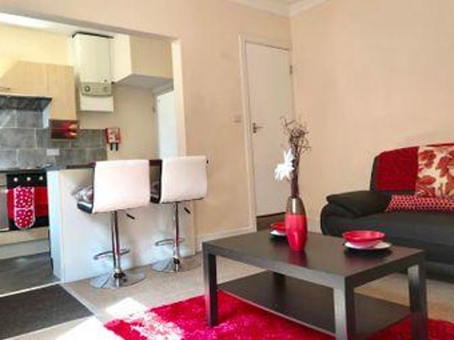 2 Bedrooms Flat for rent in Glebe Avenue, Kirkstall, Leeds LS5