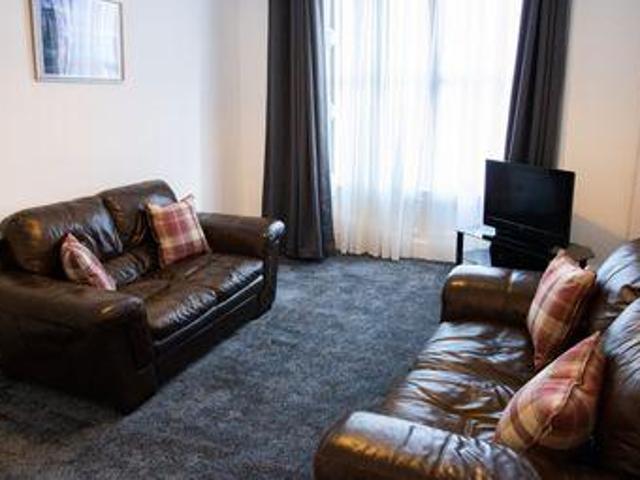 2 Bedrooms Flat for rent in Glen Street, Edinburgh EH3