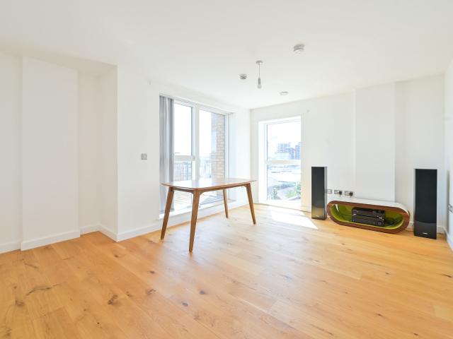 2 Bedrooms Flat for Rent in Glengall Road | Foxtons