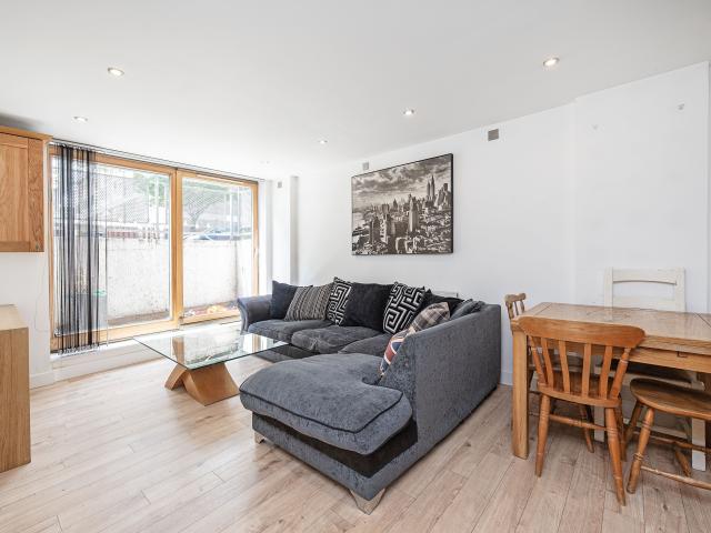 2 Bedrooms Flat for Rent in Globe Road, E1 | Foxtons